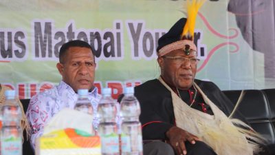 Ribuan Umat dan Warga Pegunungan Bintang Padati Bandara Oksibil Sambut ...